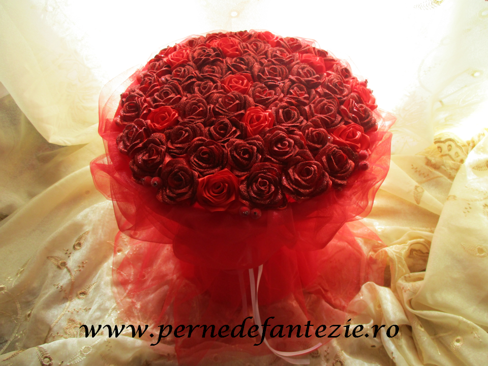 Buchet 50 de trandafiri rosii | Perne de fantezie